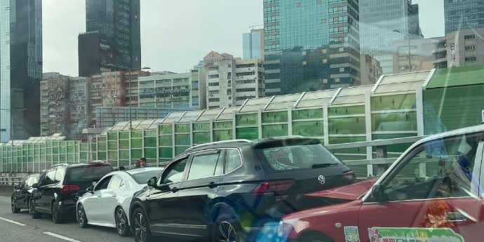 Serial crash in Kwun Tong causes five injuries