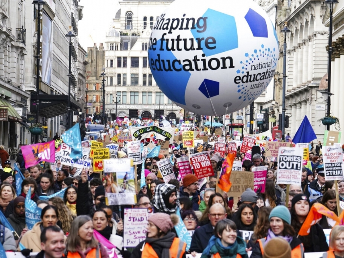 Largest walkout in decade: Half a million strike in UK demanding higher ...