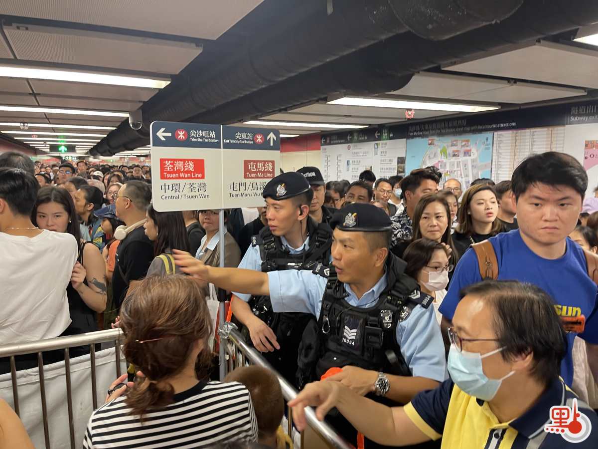 Photos | Crowd gather at Tsim Sha Tsui MTR station