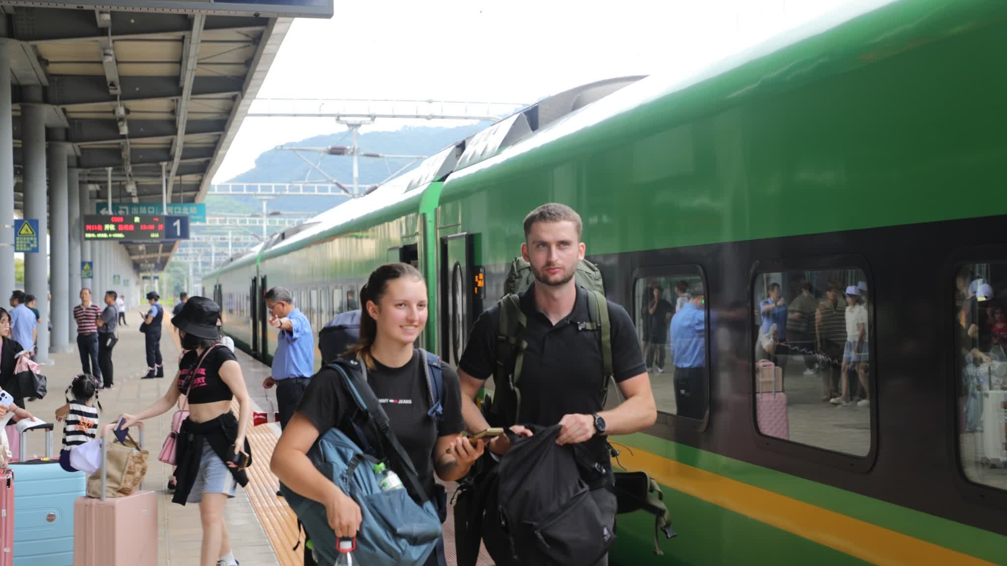 Foreign passengers at China-Vietnam boundary crossings exceed 10,000