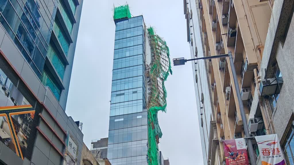 Photos | Scaffolding and window hazardous in Tsim Sha Tsui and Jordan amid typhoon