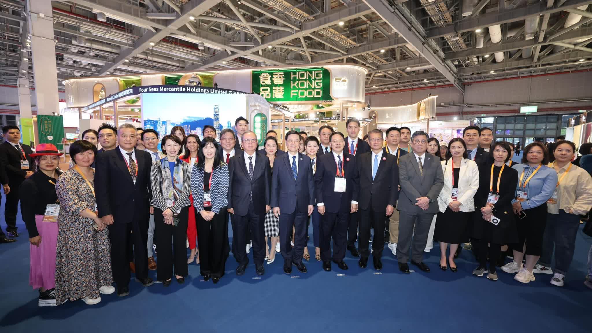 CIIE | John Lee briefs Premier Li Qiang on HK's latest developments