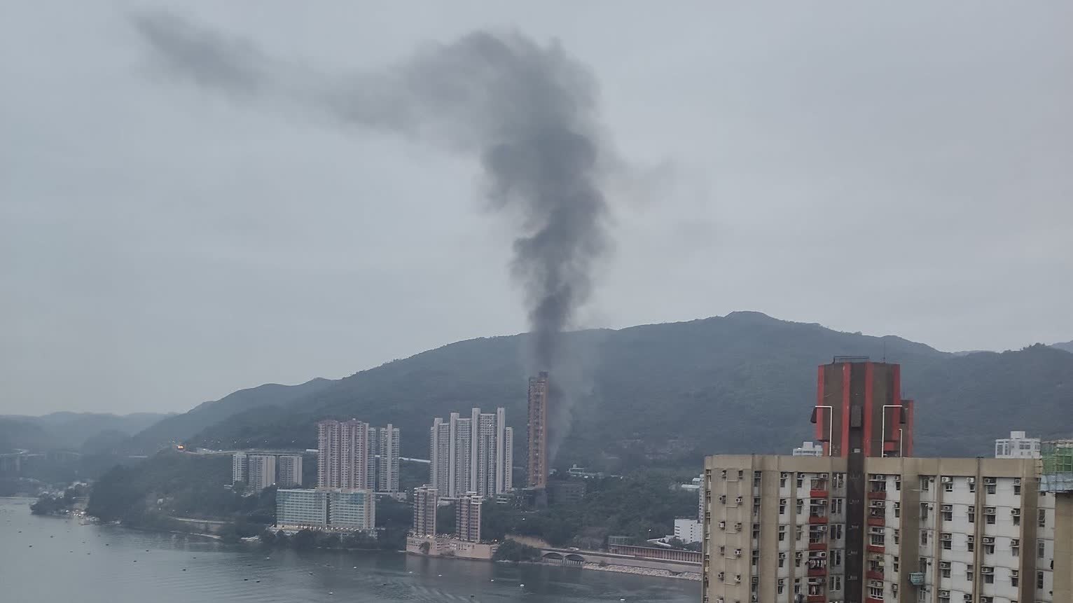 Explosion and thick smoke reported at Tsuen Wan's Hanley Villa, elderly ...
