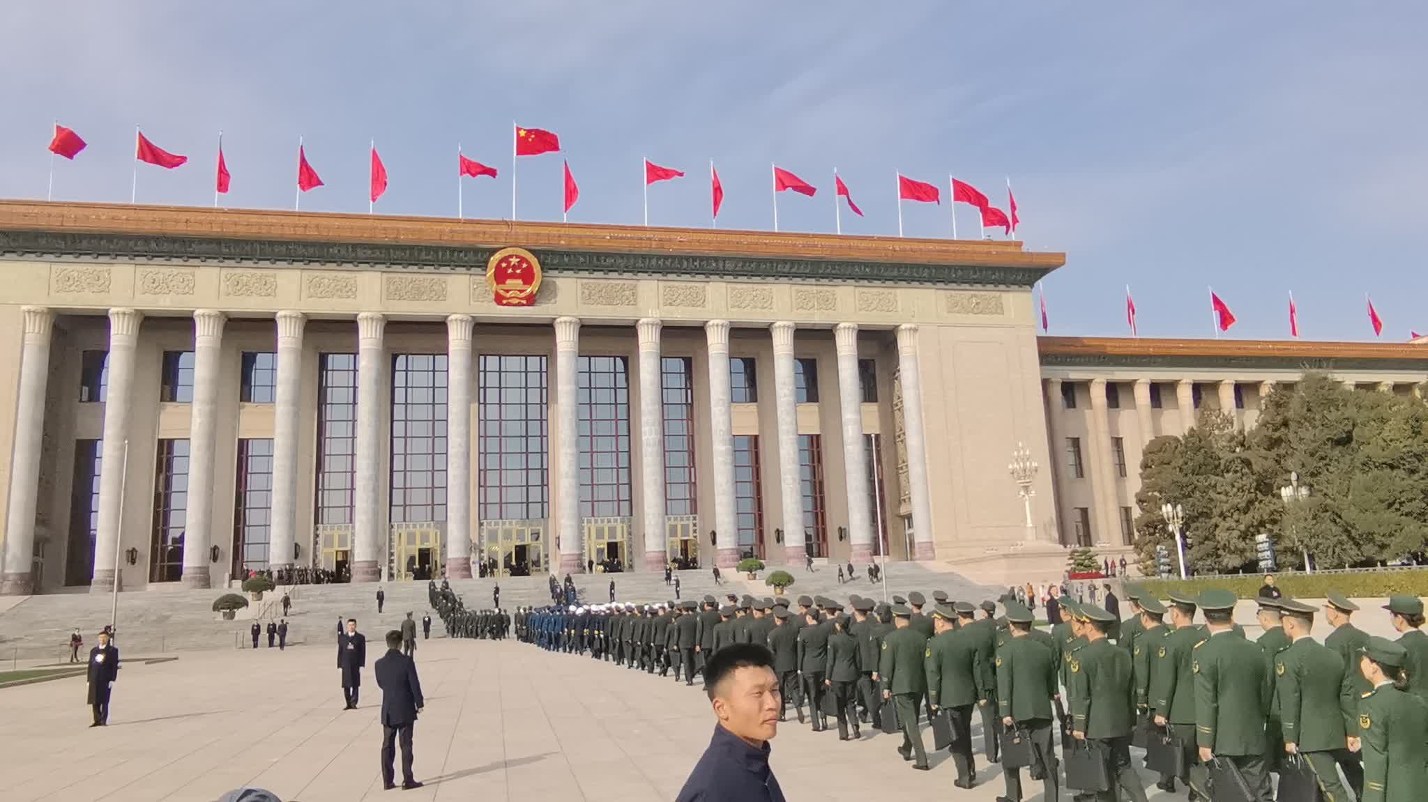 Two Sessions 2025 | (Video) Delegation of PLA, PAP enters venue