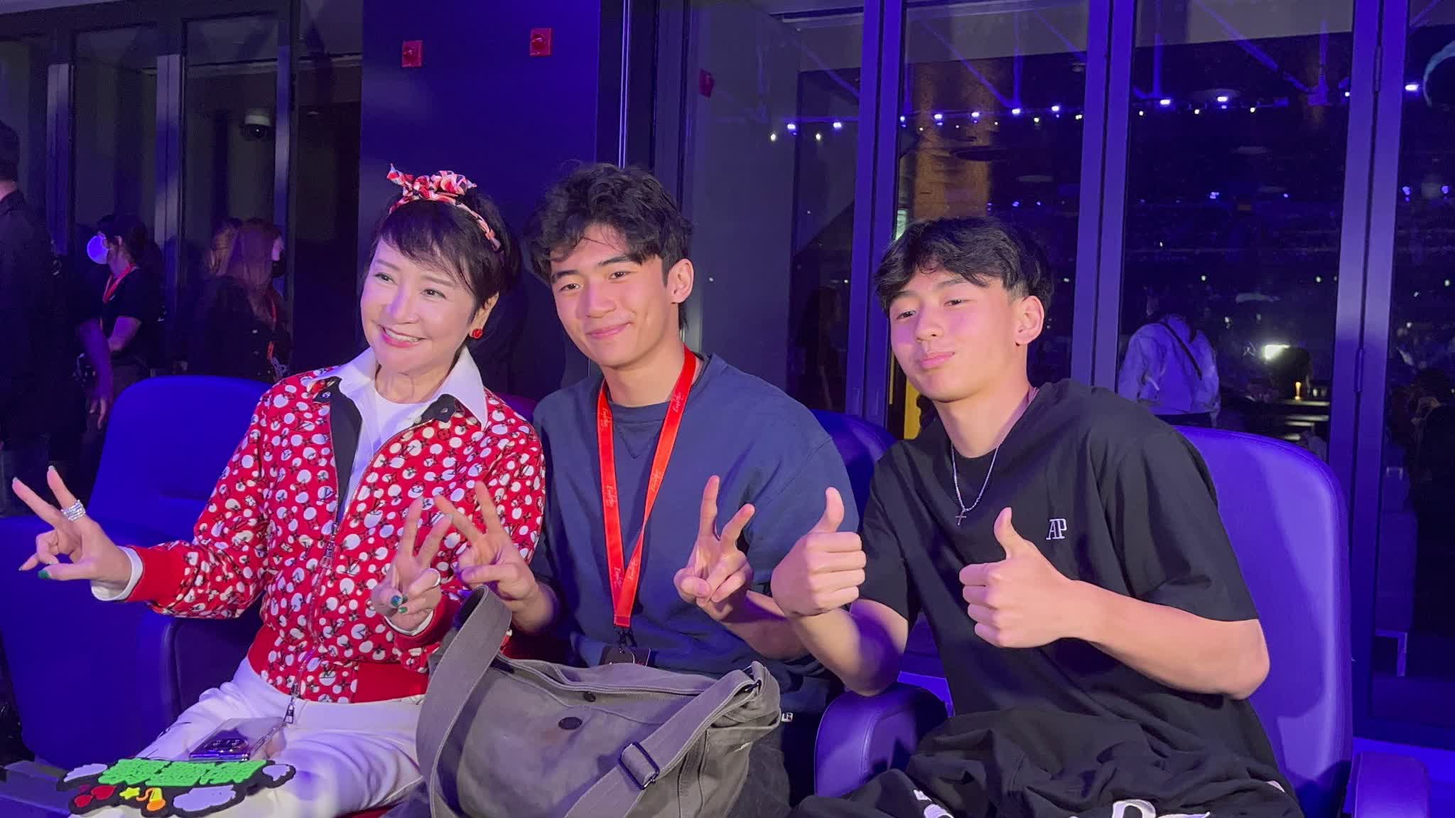 Nicholas Tse's two sons praised as handsome as they attend concert