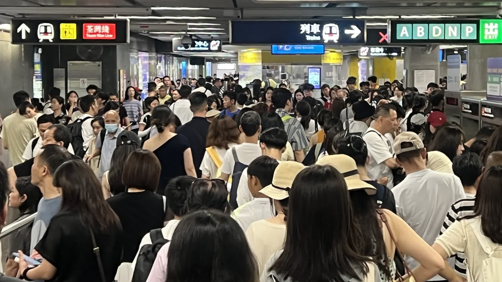 Photos | MTR stations become crowded during 'Golden Week'