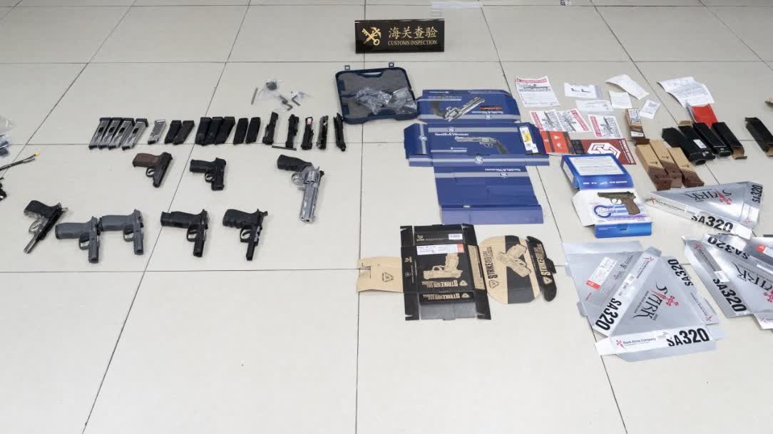 HK vehicle caught smuggling 6 firearms across port
